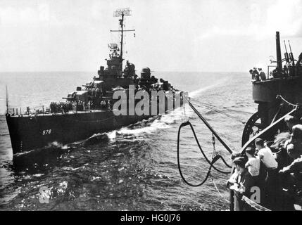 USS Wickes (DD-578) refueling from USS Biloxi (CL-80) c1944 Stock Photo ...