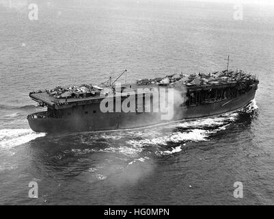 USS Long Island (ACV-1) underway on 25 May 1943 Stock Photo - Alamy