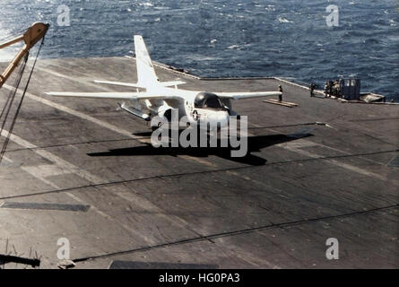 US-3A VRC-50 landing on USS Constellation (CV-64) 1987 Stock Photo - Alamy
