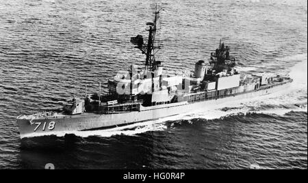 USS Hamner (DD-718) underway in the Indian Ocean on 8 April 1960 Stock ...