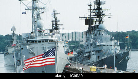 USS OH Perry (FFG-7) Luetjens (D185) 1994 Stock Photo - Alamy