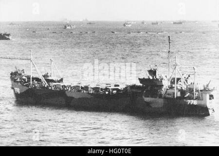 USS LST-776 with Brodie system off Iwo Jima, 1945 Stock Photo - Alamy
