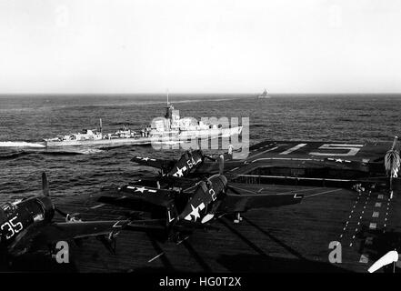 USS Randolph (CV-15) and HMS Urchin (D28) off Japan 1945 Stock Photo ...