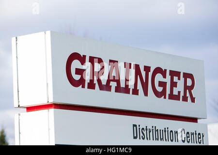 A logo sign outside of a W. W. Grainger, Inc., retail store in Mount ...