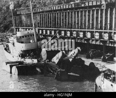 USS Aloe AN-6 and YN-1 Stock Photo - Alamy