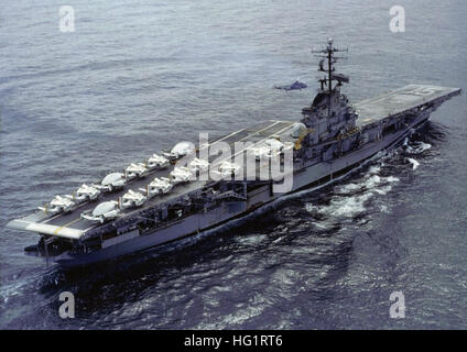 USS Randolph (CVS-15) underway 1967 Stock Photo - Alamy