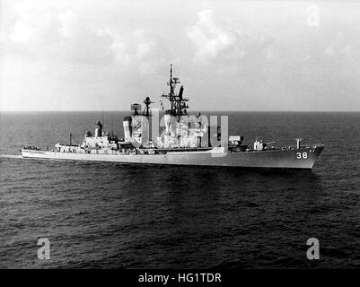USS Luce (DDG-38) underway in 1975 Stock Photo - Alamy