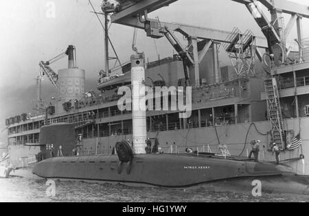 USS Proteus (AS-19) loads Polaris missile onto USS Patrick Henry (SSBM ...