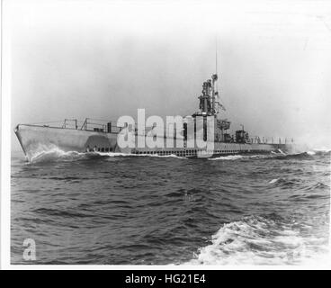USS Piper running on the surface in 1949 Stock Photo - Alamy