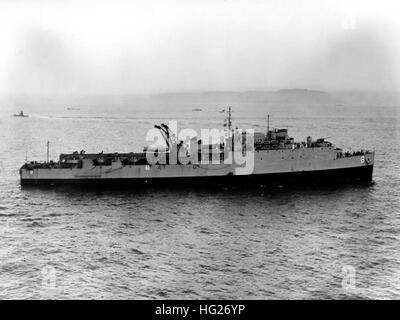 USS White Marsh (LSD-8) at sea in the 1950s Stock Photo - Alamy