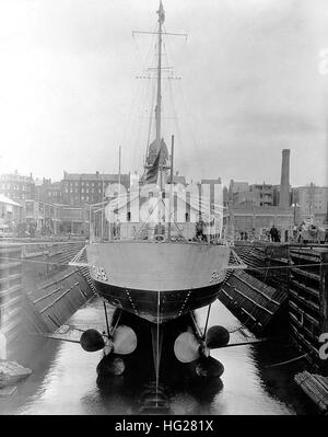 USS Farragut (DD-348) seen from astern while in drydock in the 1930s ...