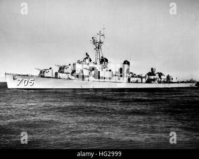 USS Compton (DD-705) underway in July 1953 Stock Photo - Alamy
