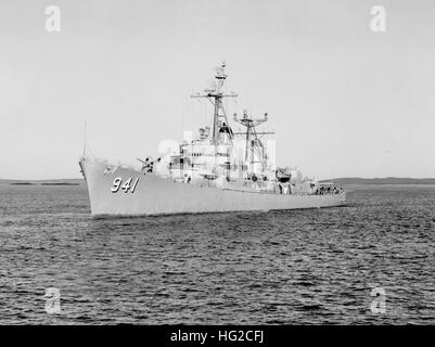 USS Du Pont (DD-941) underway in May 1957 Stock Photo - Alamy