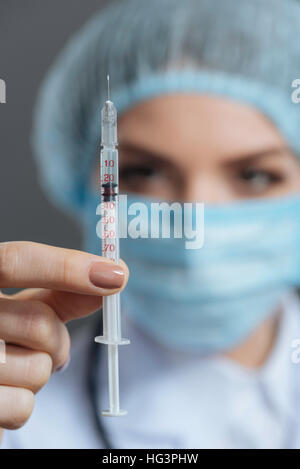 woman surgery doctor holding hypodermic needle Stock Photo - Alamy