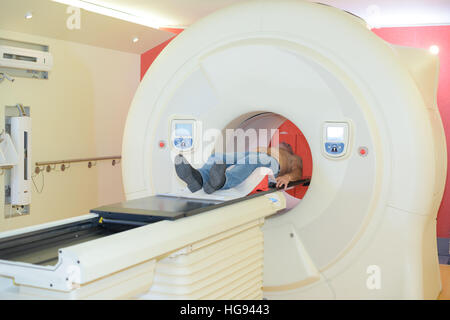 Patient entering mri scan machine Stock Photo - Alamy