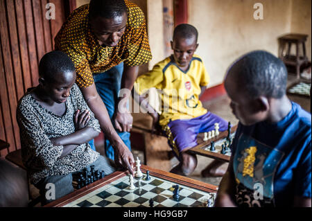 children play chess in Katwe slum, Kampala, Uganda Stock Photo - Alamy