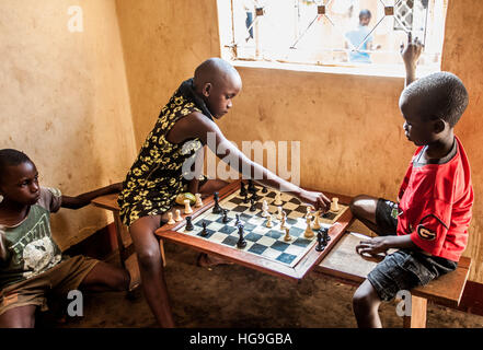 children play chess in Katwe slum, Kampala, Uganda Stock Photo - Alamy