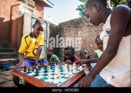 children play chess in Katwe slum, Kampala, Uganda Stock Photo - Alamy