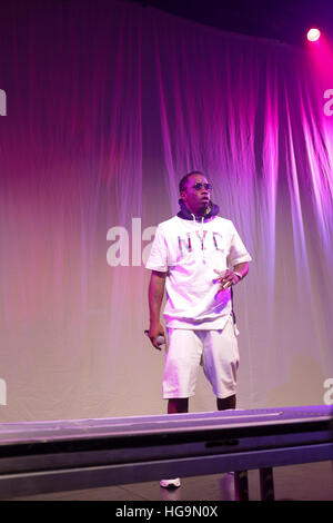 Diddy introduces Machine Gun Kelly before his performance at the Best ...
