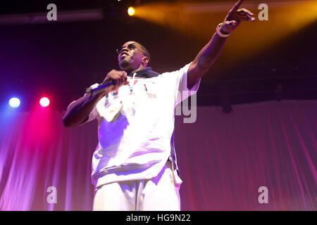 Diddy introduces Machine Gun Kelly before his performance at the Best ...