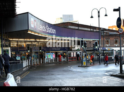 Leeds train station entrance Stock Photo - Alamy