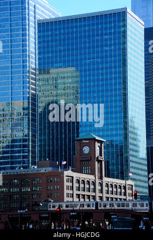 Historic Murdoch Building and modern buildings in downtown Chicago ...