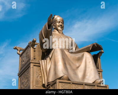 Gwanghwamun Square, statue of King Sejong, creator of the Korean ...