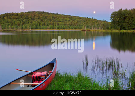 Mud Pond in Zack Woods. Hyde Park, Vermont. Moonset Stock Photo - Alamy