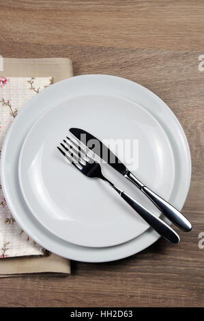 Dining etiquette - I still eat, finished. Fork and knife signals with ...