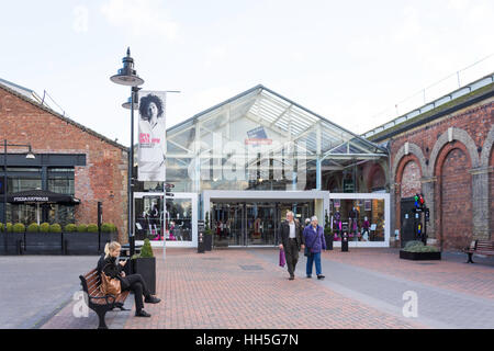 Entrance to the Swindon Designer Outlet shopping centre in Wiltshire ...