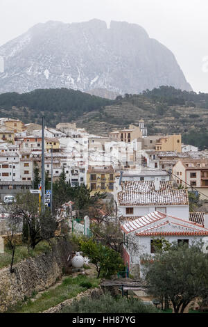 Benidorm, Spain. 18th January, 2017. Snow on the mountains beyond ...
