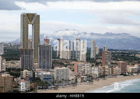 Benidorm, Spain. 18th January, 2017. Snow on the mountains beyond ...