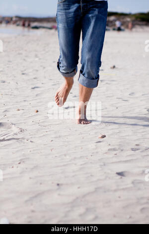barfuss im sand und wasser am strand im freien im Sommer Urlaub Stock ...