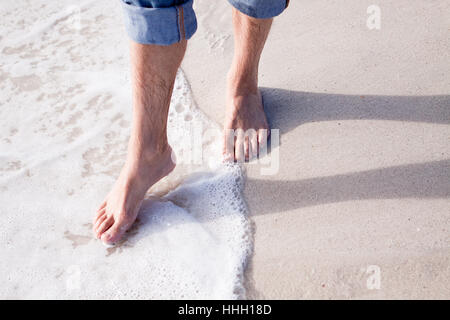 barfuss im sand und wasser am strand im freien im Sommer Urlaub Stock ...