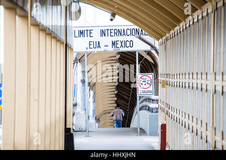 Juarez, Mexico and El Paso USA border Stock Photo - Alamy