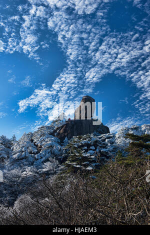 Flying Rock Huangshan Mountains, China Stock Photo - Alamy