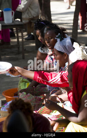 Women washing dishes and serving food at the Amora Gedel fish market in ...