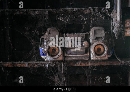 Old broken radio Stock Photo - Alamy