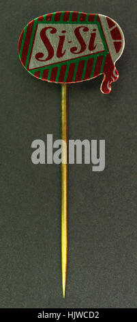 Vintage green advertising pin featuring the Remia logo with two bears ...