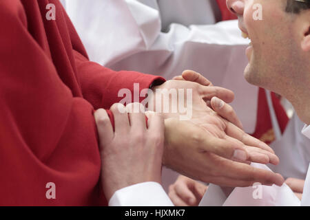 Bénédiction par le nouvel ordinant. Ordinations sacerdotales ...
