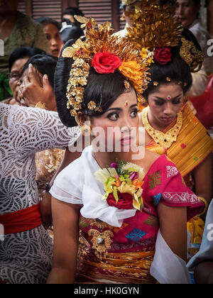 The tooth filing ceremony, in Bali (Indonesia). La cérémonie du limage ...