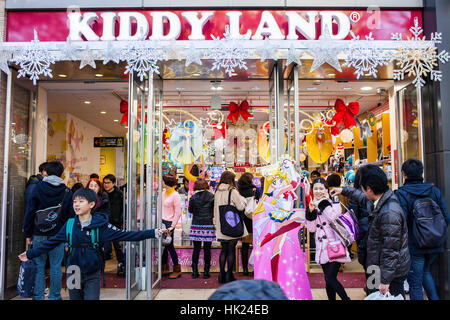 A Japanese girl shopping in the Harajuku Distric, Tokyo, Japan Stock ...