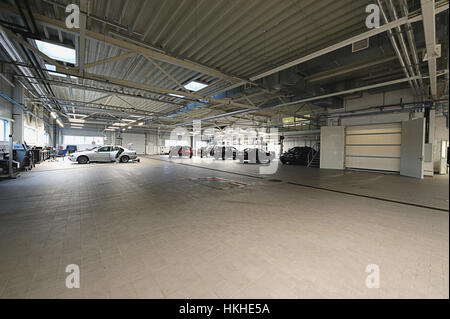 Car repairing in big and clean garage Stock Photo: 132535332 - Alamy