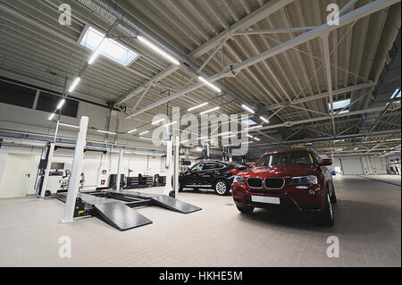 Car repairing in big and clean garage Stock Photo: 132535332 - Alamy