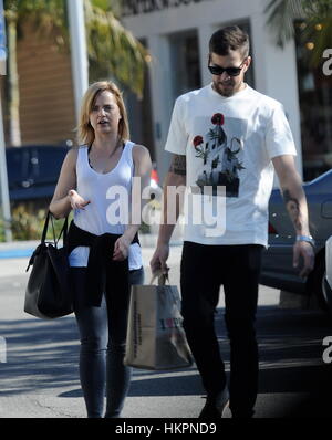 Mena Suvari and new boyfriend Michael Hope leave Trader Joe's Featuring ...