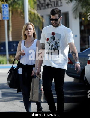 Mena Suvari and new boyfriend Michael Hope leave Trader Joe's Featuring ...