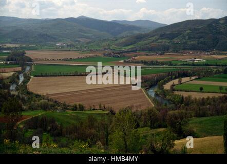 The Tiber river flowing through the fields near Umbertide, Umbria ...