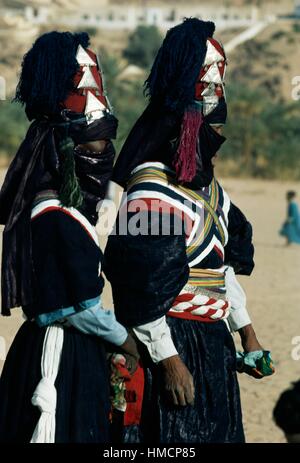 Tuareg dressed in traditional clothing, El Ghessour, Tassili du Stock ...