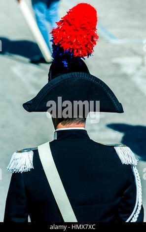 Close up feather plumed bicorne carabinieri, italian policemen Stock ...
