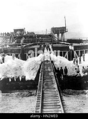 Work in the nitrate mines Chile, early 20th century Stock Photo - Alamy